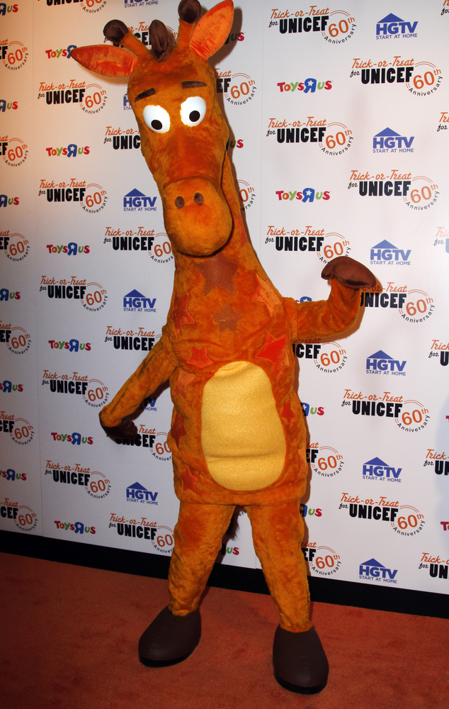 Geoffrey The Giraffe Makes A Comeback Just In Time For Christmas