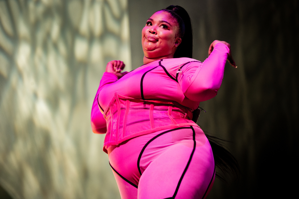 Lizzo A Comedian? Calls Herself The ‘Beauty Standard’ In Hilariously ...